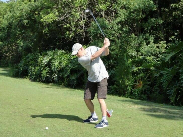 Left Handed Golf vs. Right Handed: Who Has Advantage? - Golf Educate